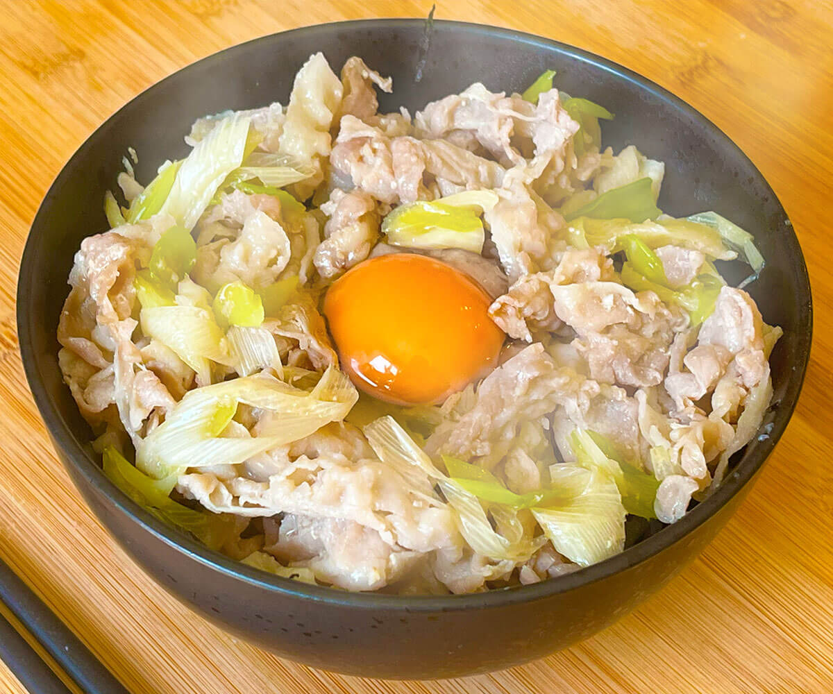 「お昼、毎回これでいい……」【伝説のすた丼】完全再現!?レンジ調理で簡単レシピ～♪《メンズレシピの豚丼》